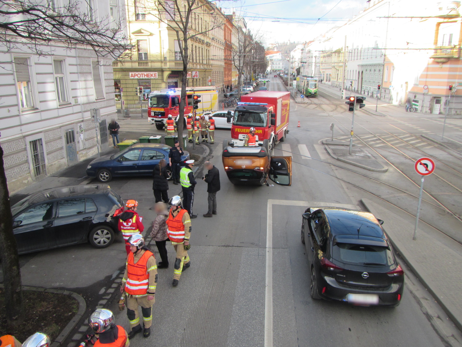 Verkehrsunfall in Graz Jakomini - Katastrophenschutz und Feuerwehr der Stadt Graz
